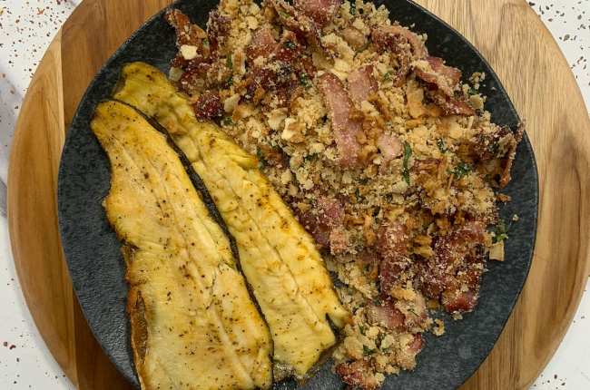 Truta com Farofa de Bacon e Cebola Crispy | Receita Swift