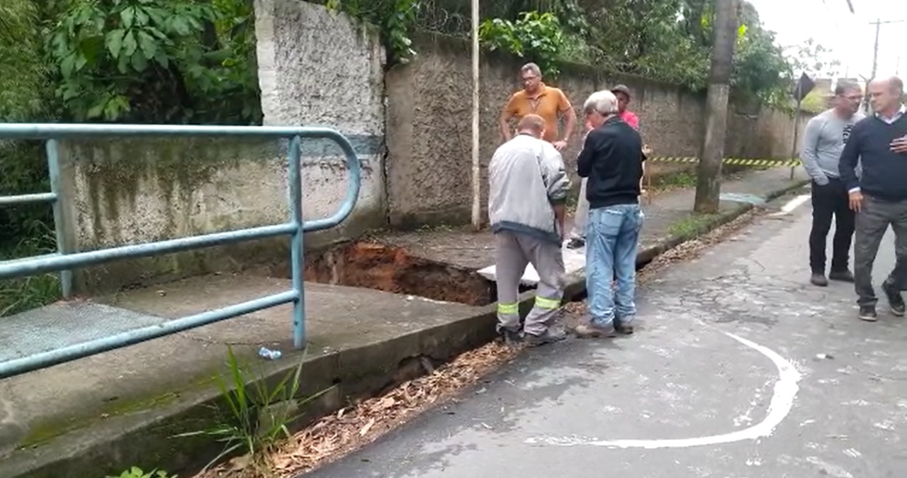 VÍDEO: Calçada em ponte cede e rua é interditada em Lorena